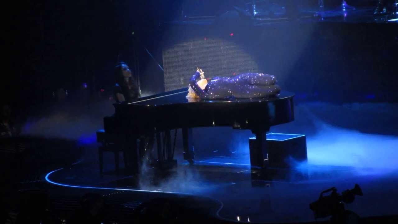 Beyonce - 1+1 & Irreplaceable Live HD The Mrs. Carter Show World Tour ...