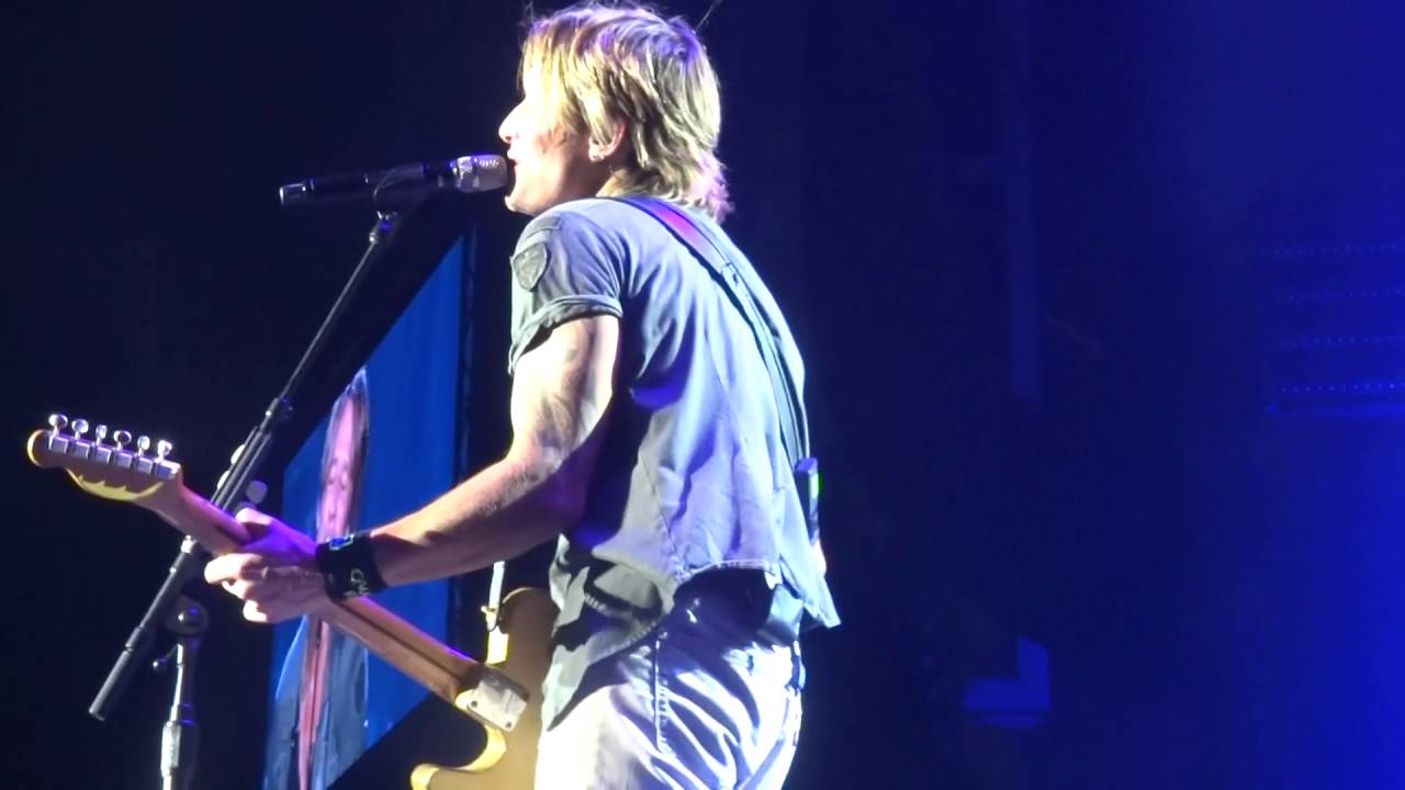Keith Urban singing Blue Ain't your Color in Toronto on July 9th, 2016 ...