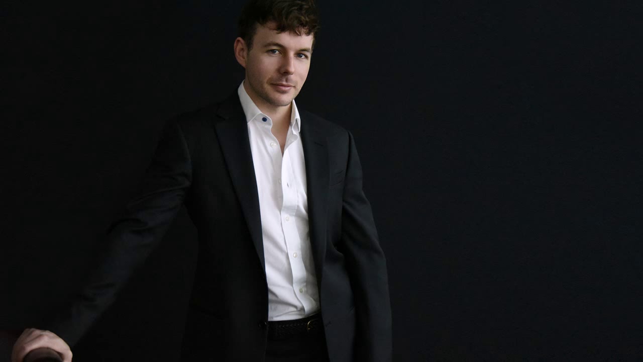 "Languir per una bella," (L'Italiana in Algeri) - Alasdair Kent - YouTube