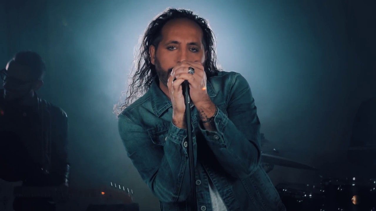 MASSIMO FERRARI "AVVELENAMI" CLIP LIVE - YouTube