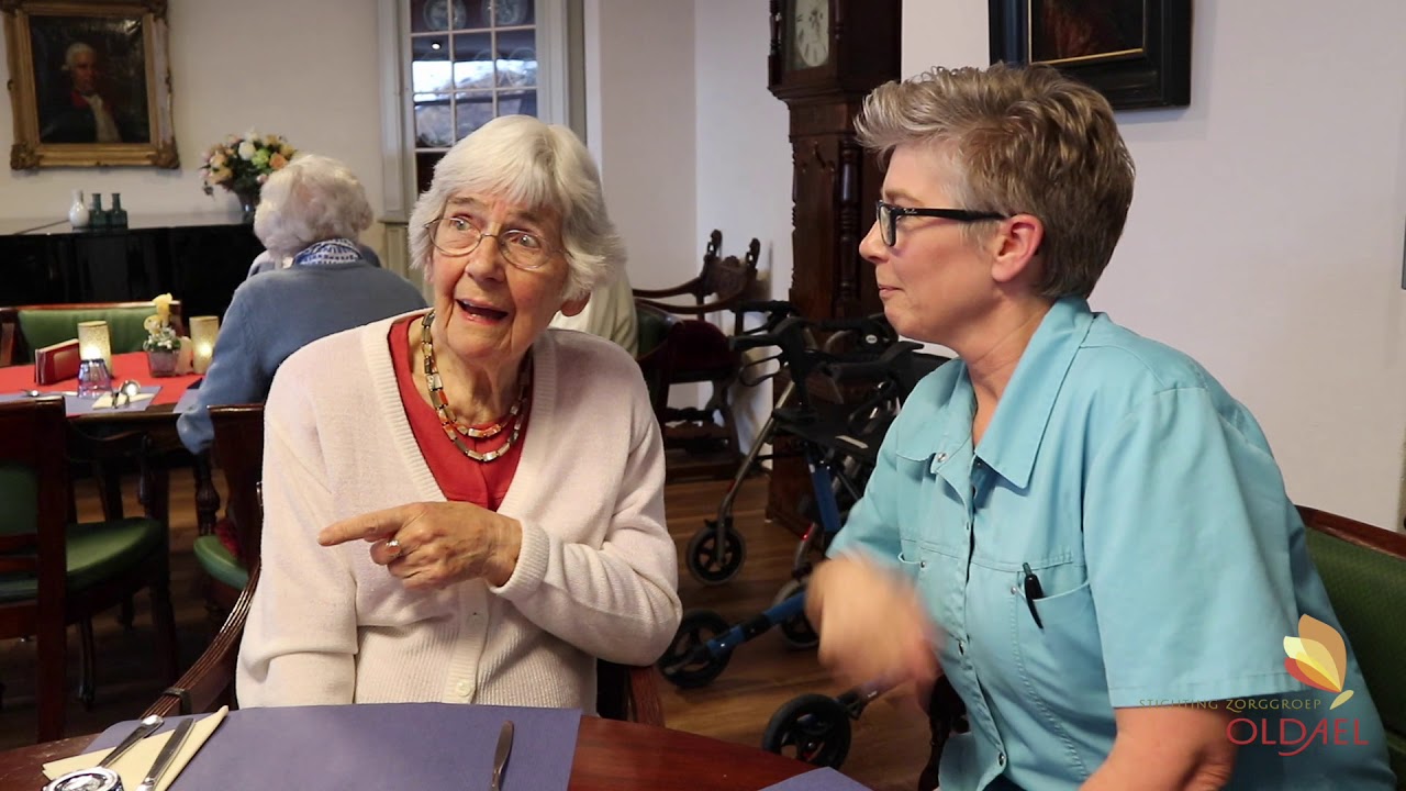 Een dag van een verzorgende IG in de ouderenzorg - YouTube