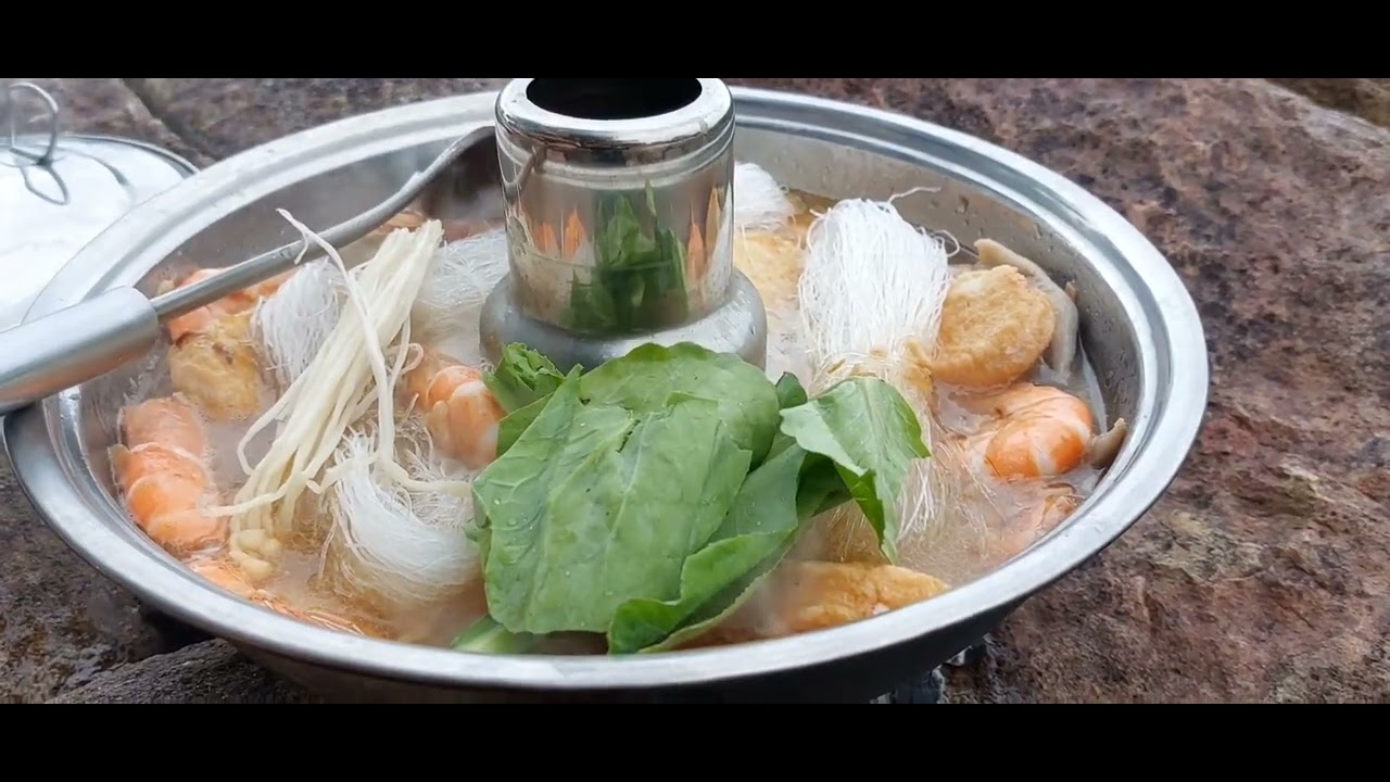Steamboat tang hoon mee di atas batu / Glass noodles steamboat on the ...