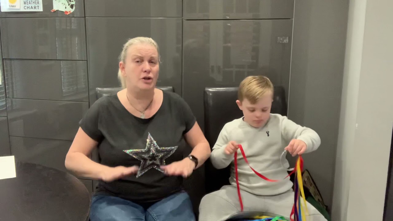 Makaton for ‘RED’ ️ - YouTube