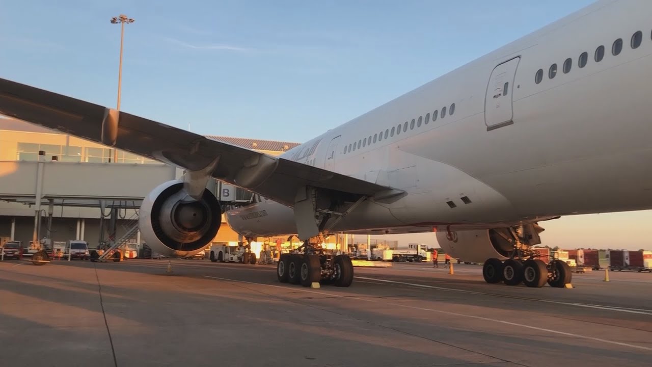 I went on a B777 (big plane) - YouTube