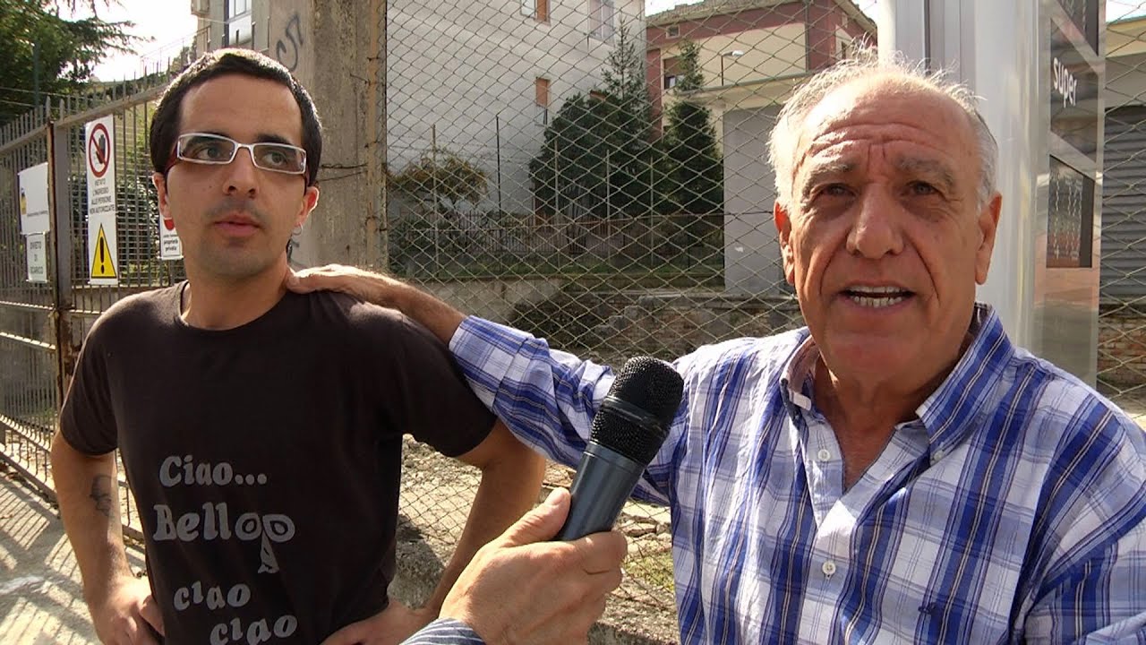 Mario Fiore ritrova il 17° portafoglio e lo restituisce. - YouTube