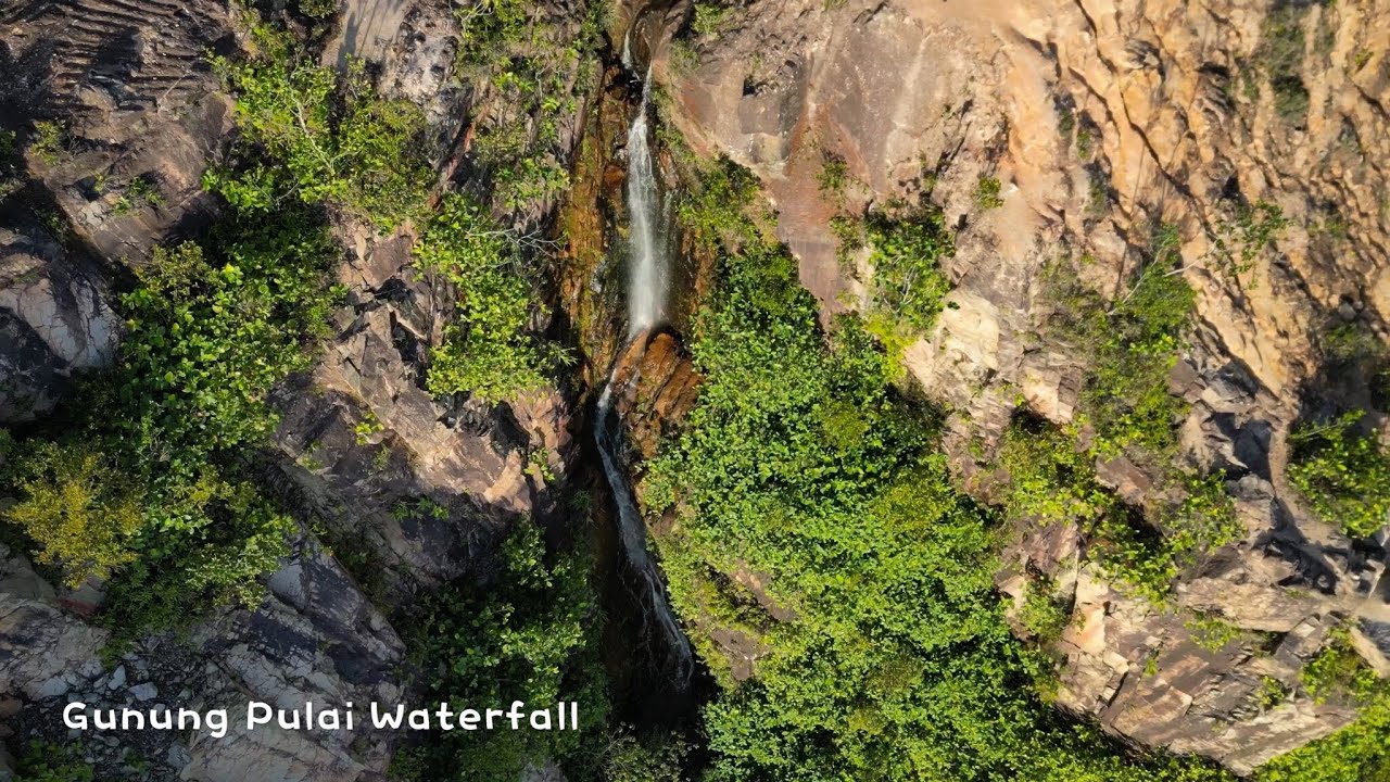 Gunung Pulai Sapphire waterfall 瀑布轻诉，蓝湖如梦！蒲莱山的碧蓝奇迹。 - YouTube