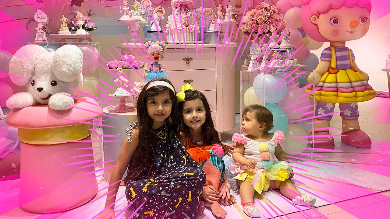 Bella e Sofia curtinda a festa de aniversario do Circo - YouTube