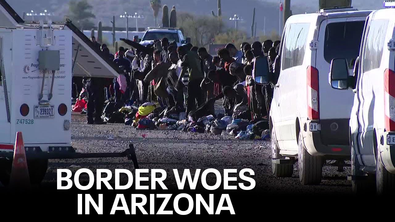 Migrants seen at closed Arizona border crossing - YouTube