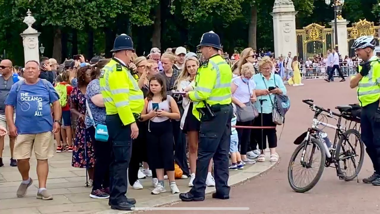 Little Girl Left Behind By Her Group - YouTube