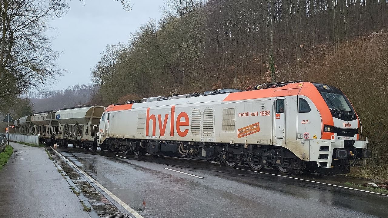 Güterzug: Neue EuroDual der HVLE fährt in strömendem Regen mit Grohnder ...