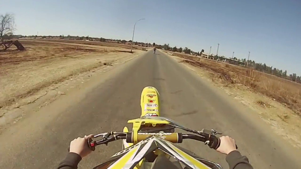 Rm 85 wheelie - YouTube
