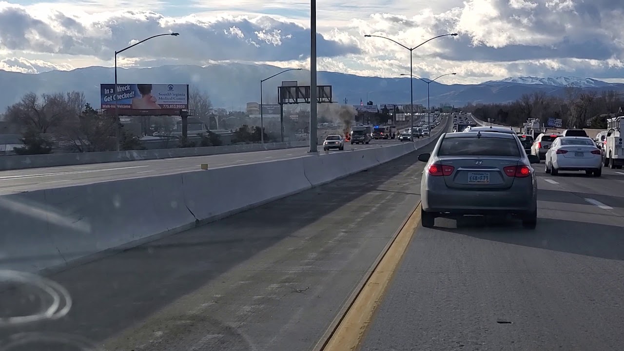 Car fire on freeway in Reno - YouTube
