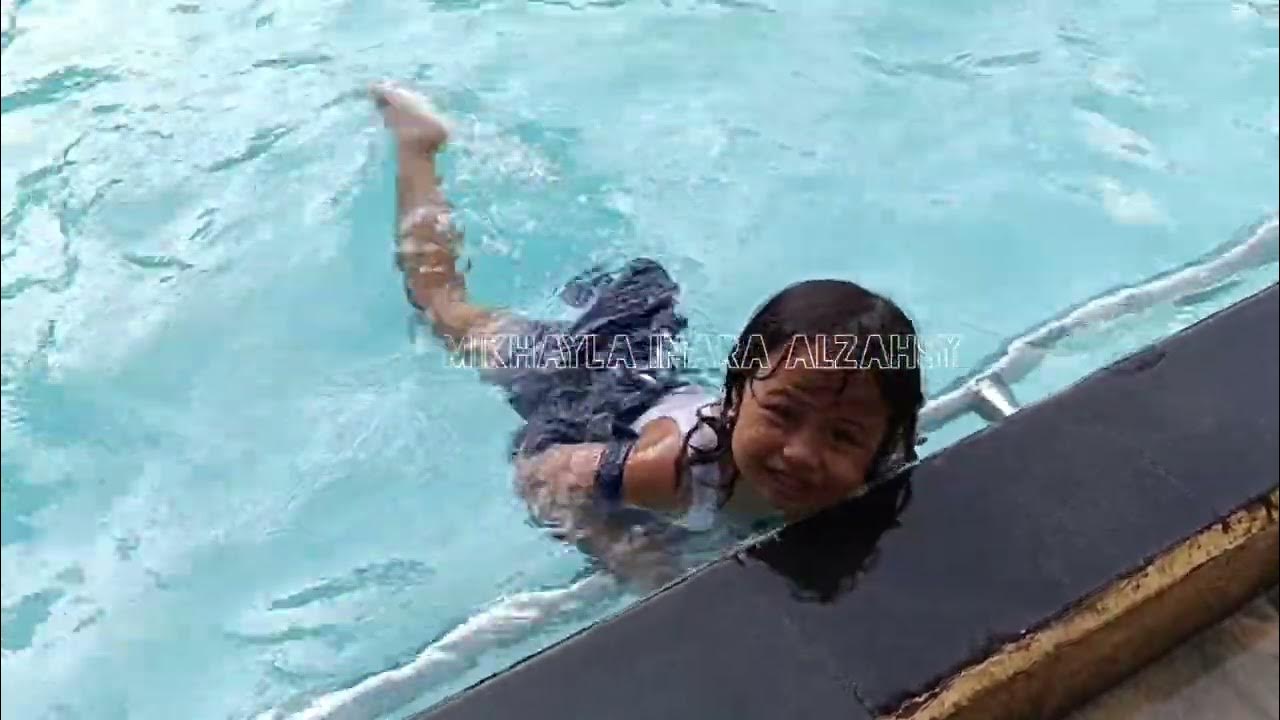 Keseruan Mikha dan Aqilla Berenang dan Bermain Ayunan di Taman Wisata - YouTube