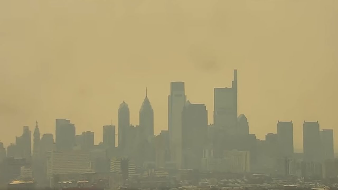Smoky haze over Philadelphia skyline due to wildfires in Canada - YouTube