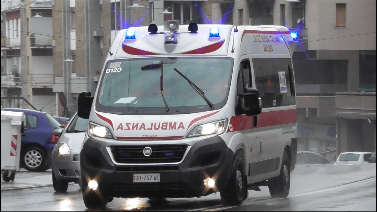Ambulanza CRI di Ancona in Emergenza / Italian Red Cross Ambulance in ...