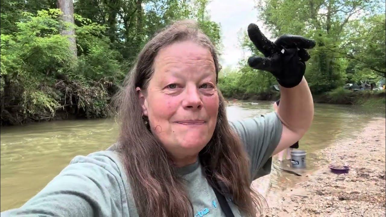 Metal Detecting in the river - YouTube