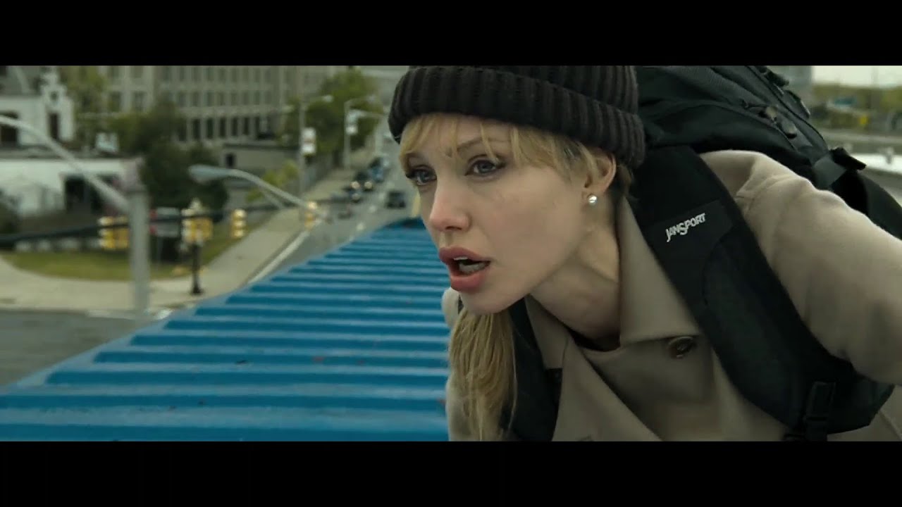 Salt 2010 | Best scene in Hindi - YouTube