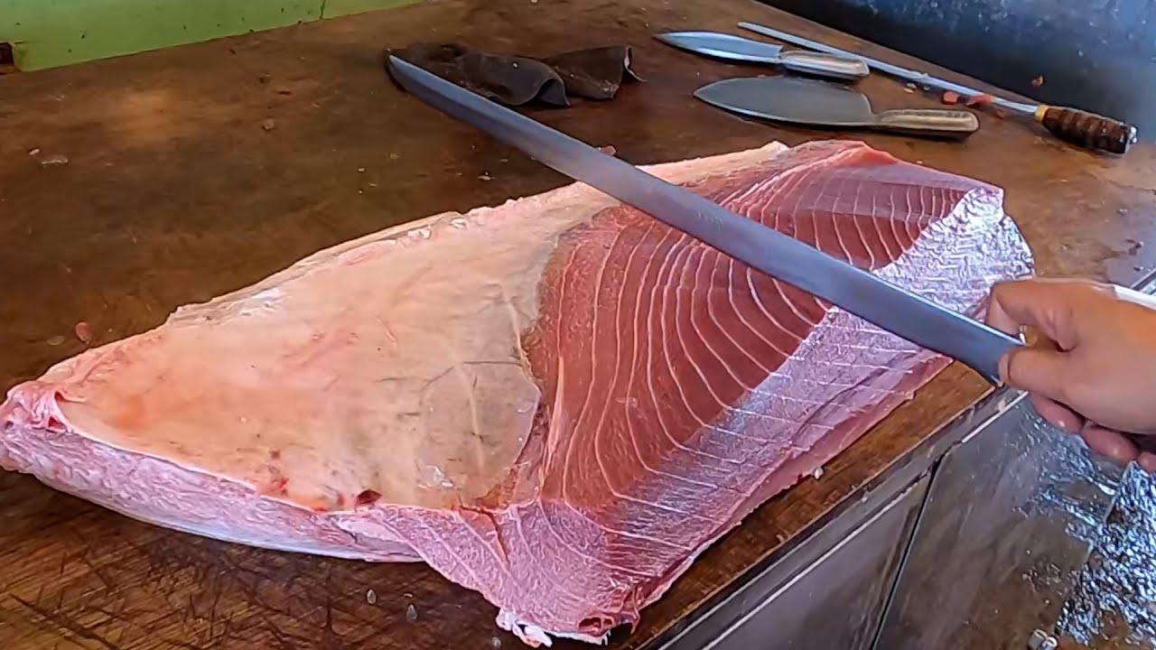 A great show of cutting giant bluefin tuna with a Japanese samurai ...