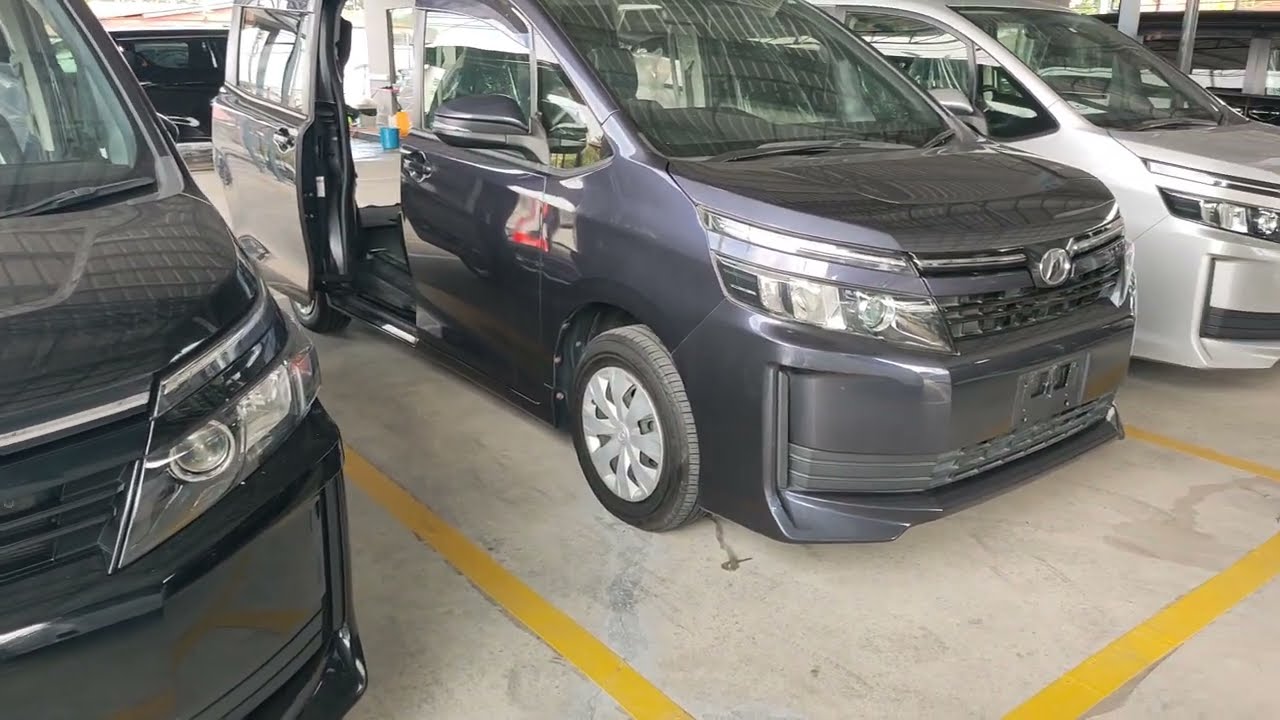 Toyota Voxy - 7 SEATER VS 8 SEATER - YouTube