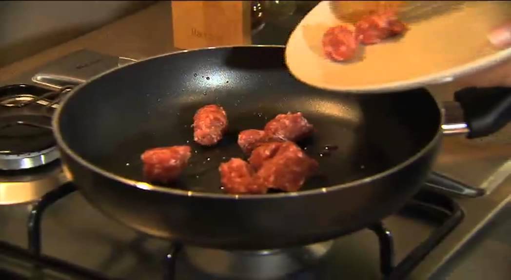 Canon Foods - Gourmet Chevups Chilli, Feta & Pasta - YouTube