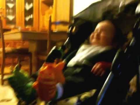 gülme krizine tutulan bebek