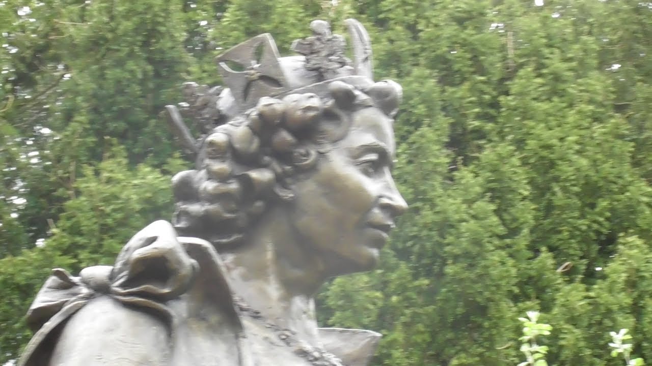 Controversial statue to Queen Elizabeth II goes on display Oakham ...