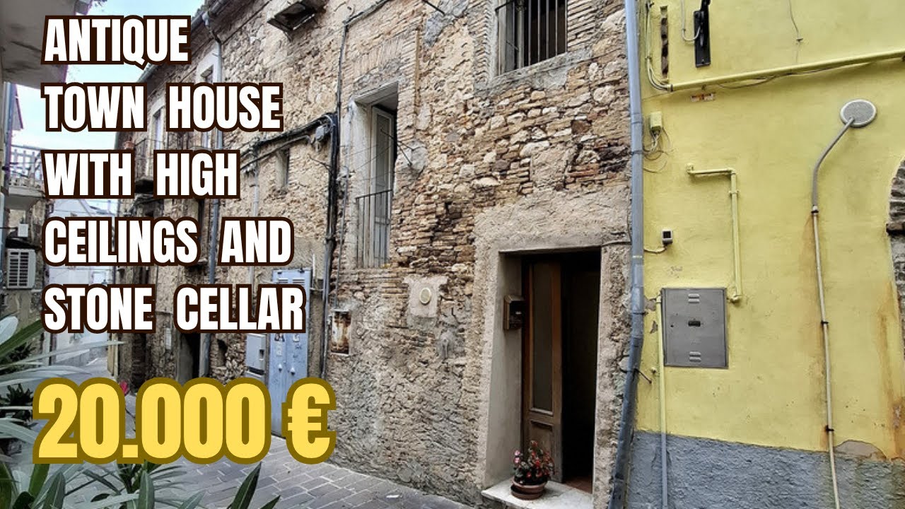 Antique town house in the historic centre, high ceilings, wooden beams ...