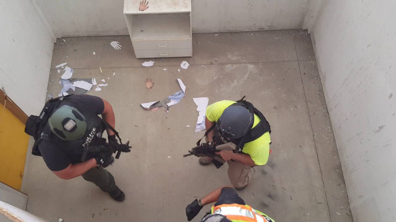 SWAT Academy (explosive breach) - YouTube