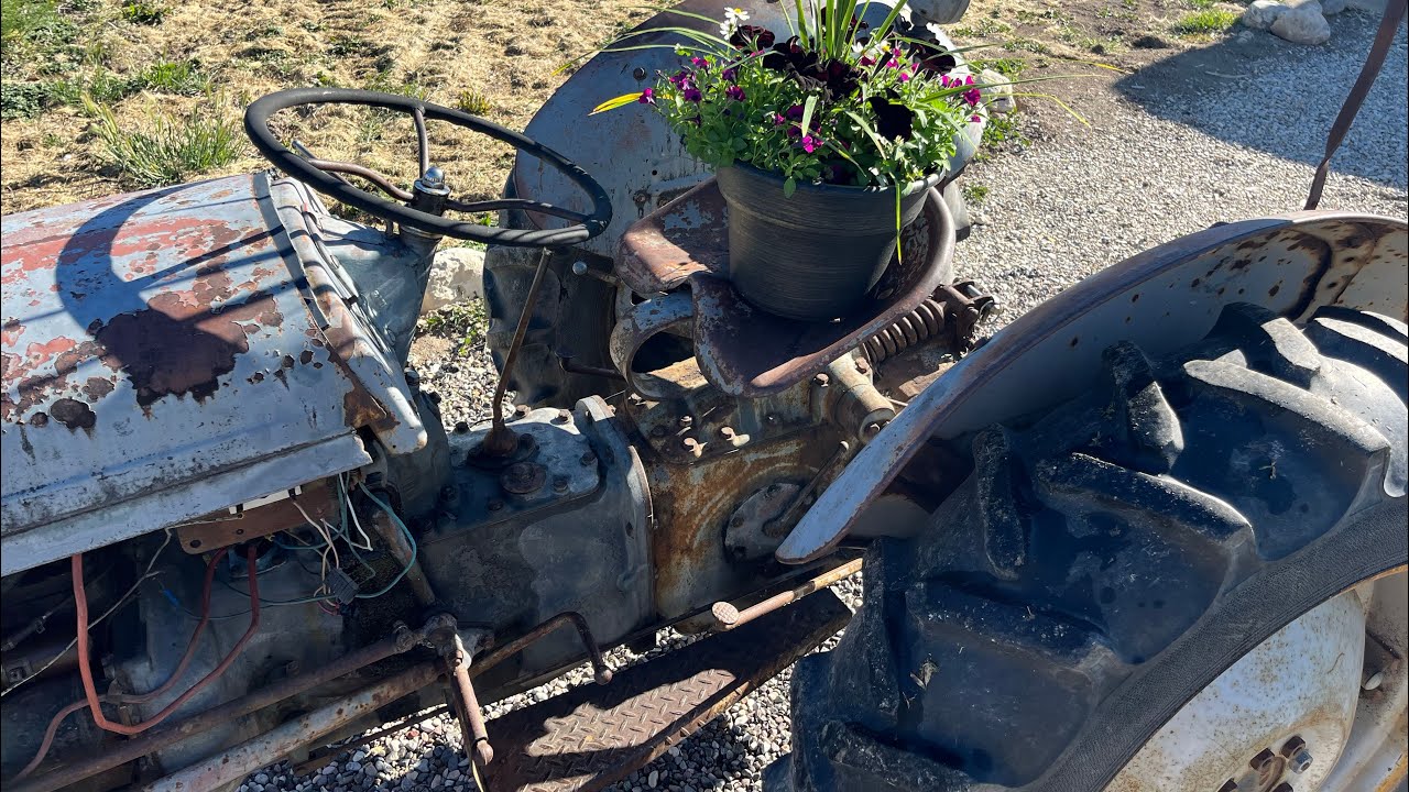 Ferguson TE20 Tractor… the Little Gray Fergie - YouTube