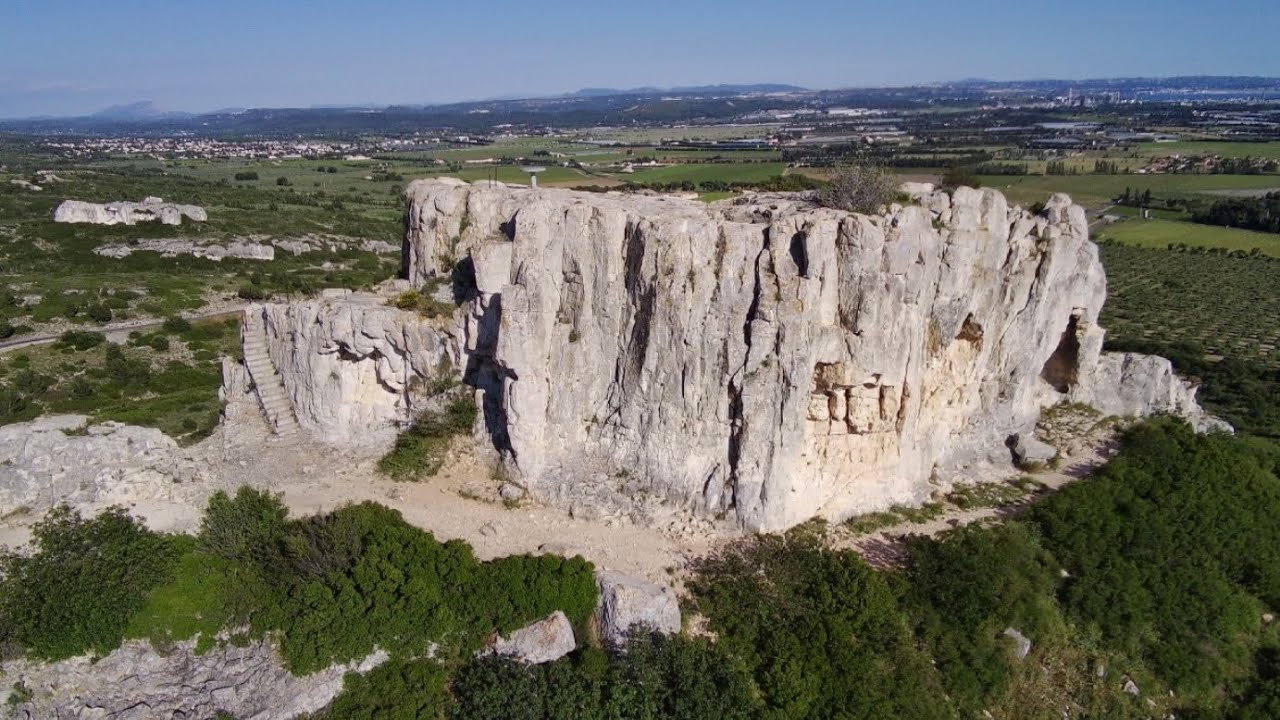 Survol du Rocher de château Virant - YouTube