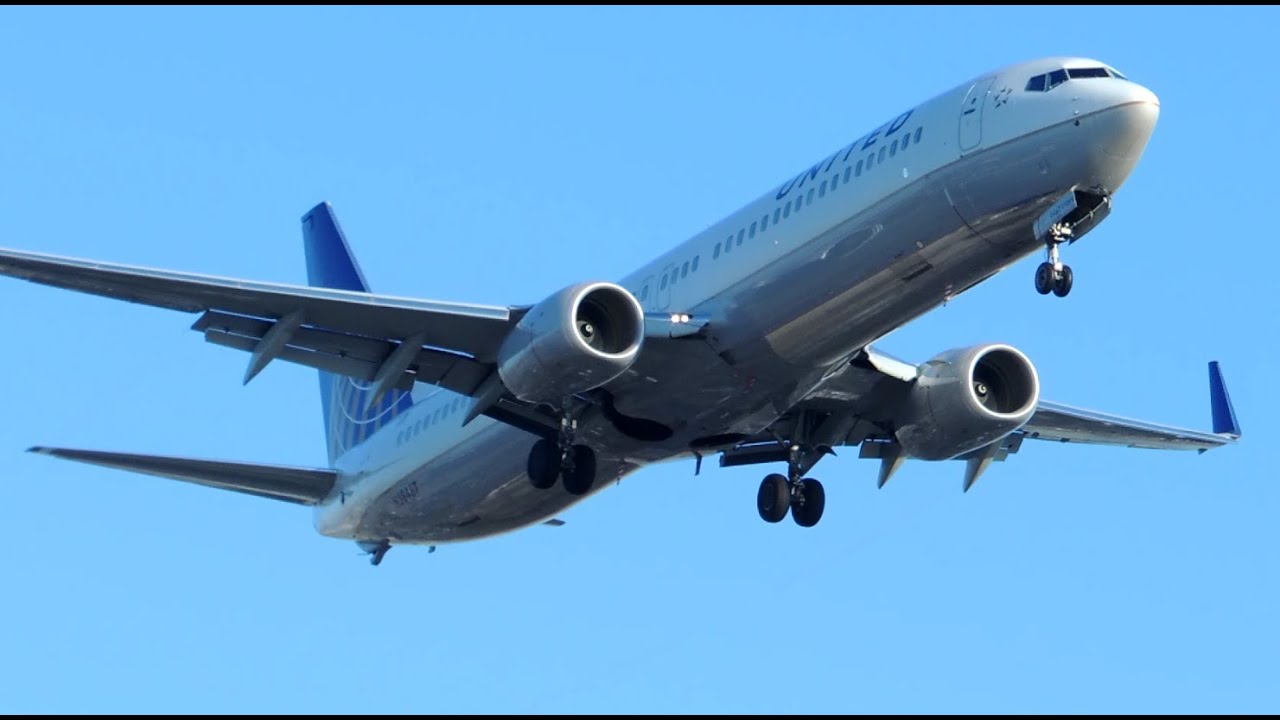 United Airlines Boeing 737-900ER [N38467] landing in LAX - YouTube