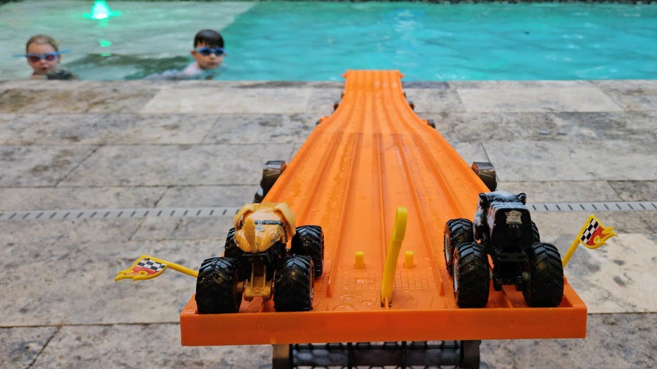 Hot Wheels Cars Track Racing! Pool Edition - YouTube