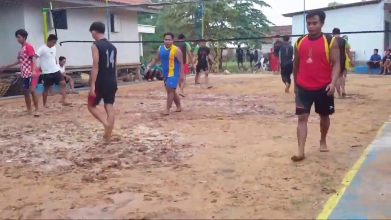 Begini Jadinya Main Di Lapangan Becek - YouTube