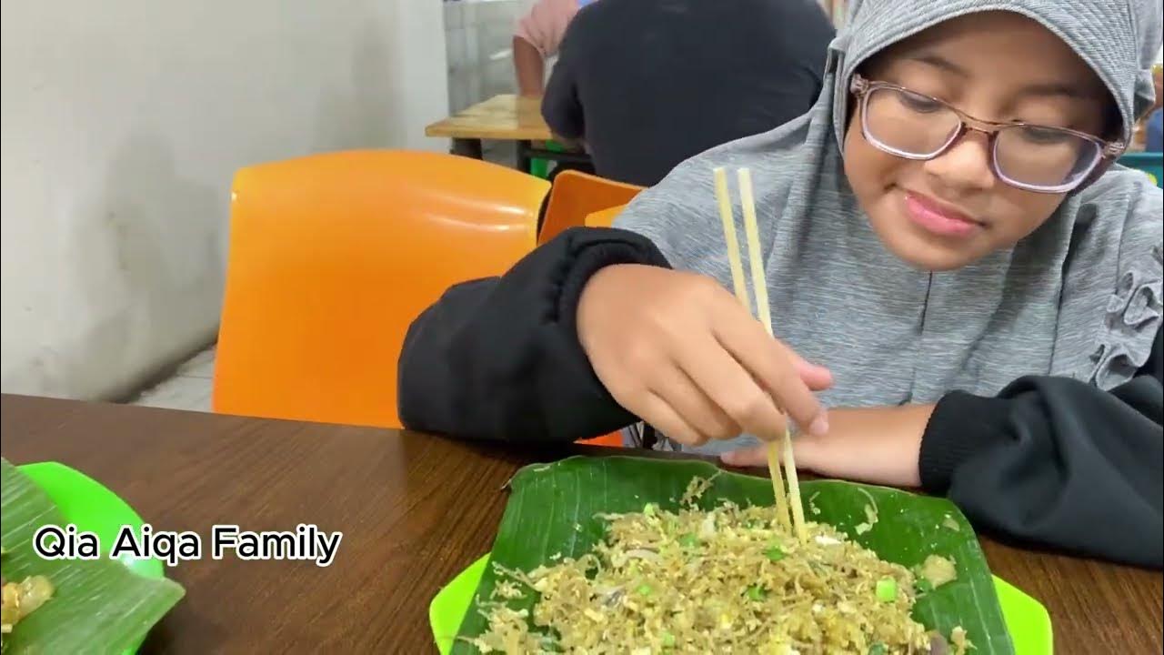 Qia Aiqa makan mie balap di Balap Mail Krakatau Medan - YouTube