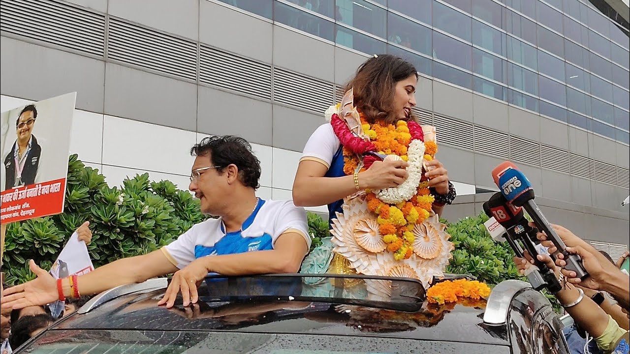 Grand welcome for indian shooter Manu Bhakar at delhi Airpot | # ...