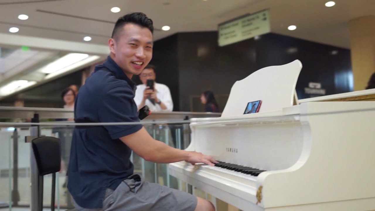 Random Guy Plays Public Piano At Mall - Gets Standing Ovation - YouTube