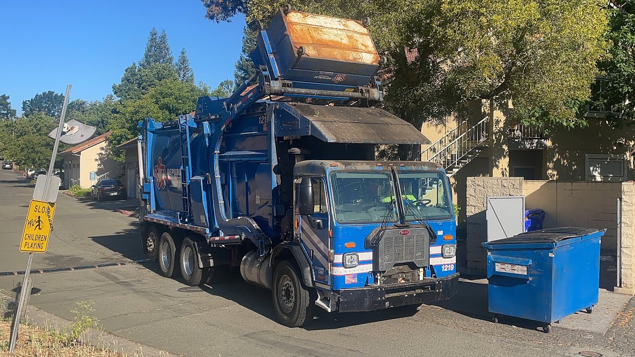 Republic Services • Peterbilt 520 McNeilus Meridian Front Loader - YouTube