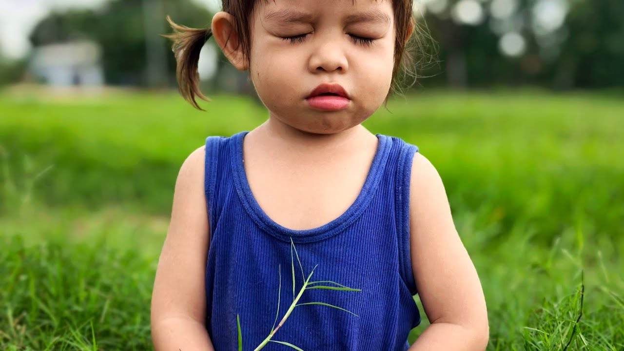 Brave tittle bog and girl Playing wiht Labobo(dog) #countryside - YouTube