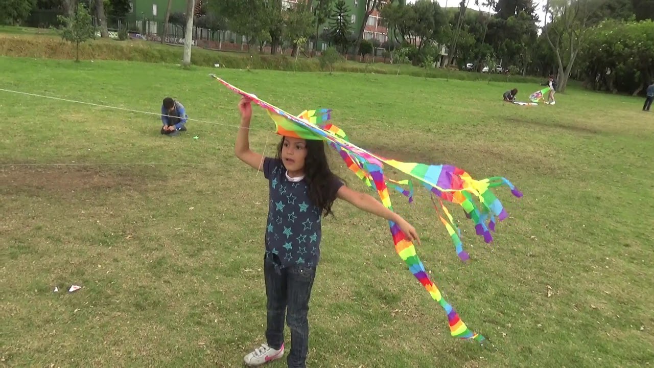 JUGAR A VOLAR COMETAS DE COLORES CON LOS NIÑOS - YouTube