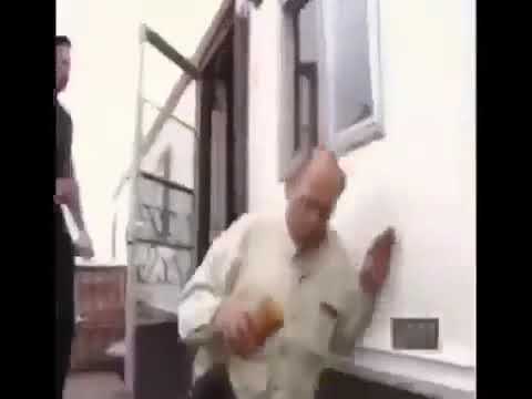 Cara caindo das escadas meme - YouTube