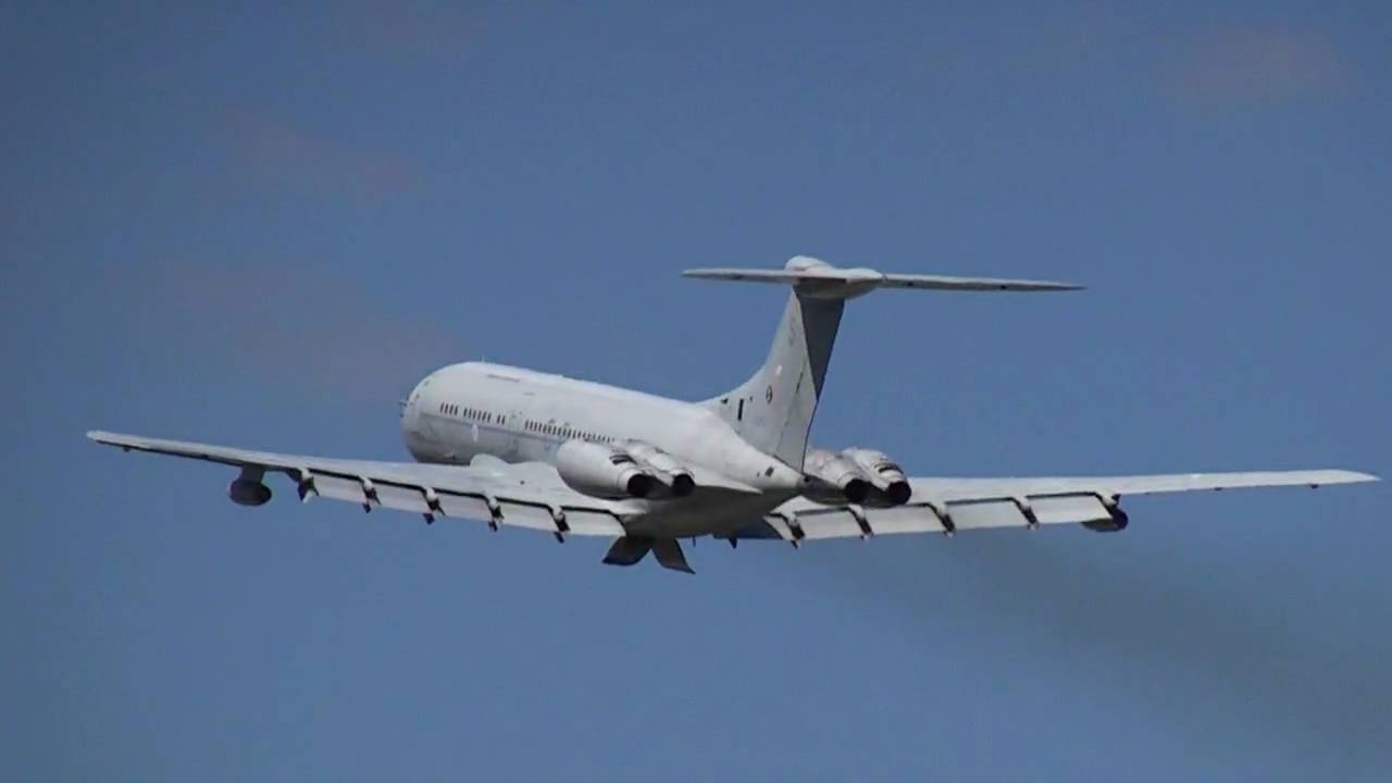 Royal Air Force VC10 taking off from Hannover Airport - YouTube