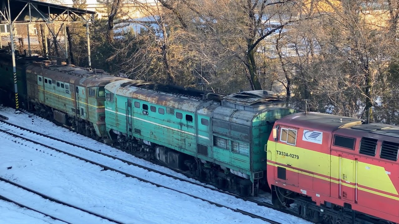 Fantastic sound of a diesel locomotive TE33A-0279 working in the depot ...