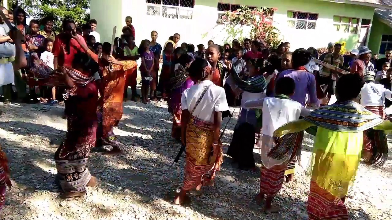 Tarian adat timor (suku dawan) - YouTube