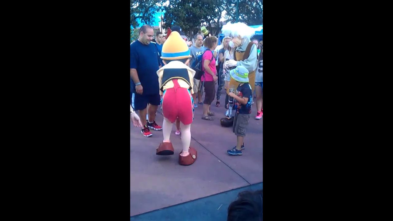 Pinocchio dancing at the Hat at Hollywood Studios! - YouTube