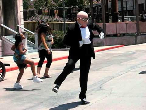 old man dancing at Six Flags 2010 - YouTube