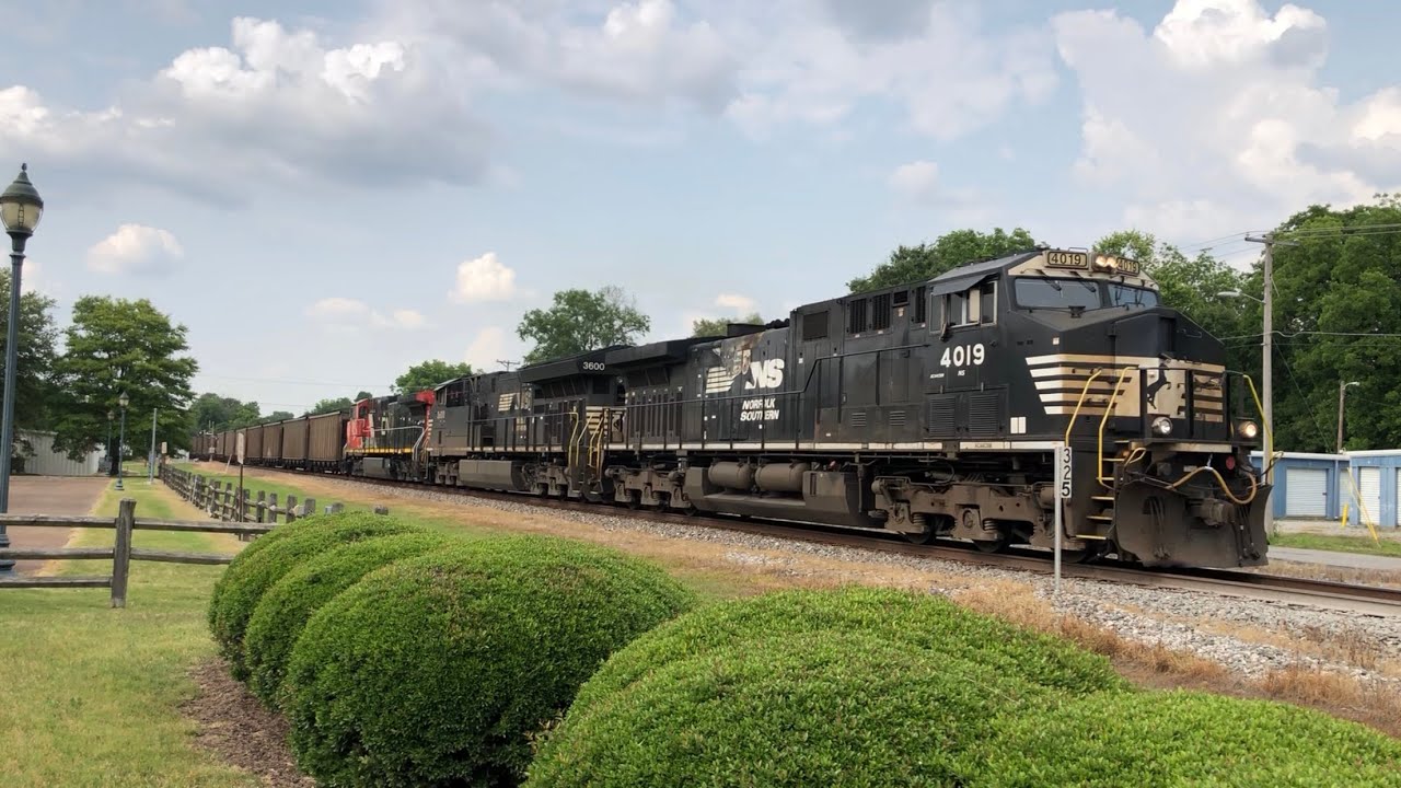 Southbound CN Empty coal train Led by NS 4019 in Halls,TN - YouTube