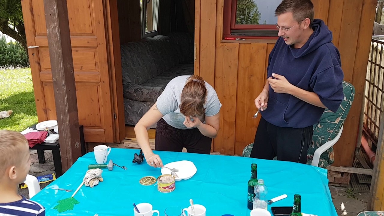 Surströmming (Schwedischer Stinkefisch) - YouTube