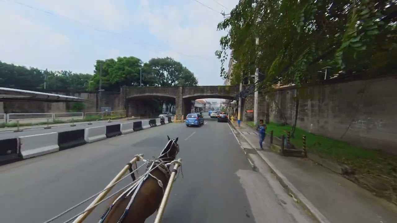 Manila Tour : Highlights - Kalesa Ride (Intramuros Gate) - YouTube