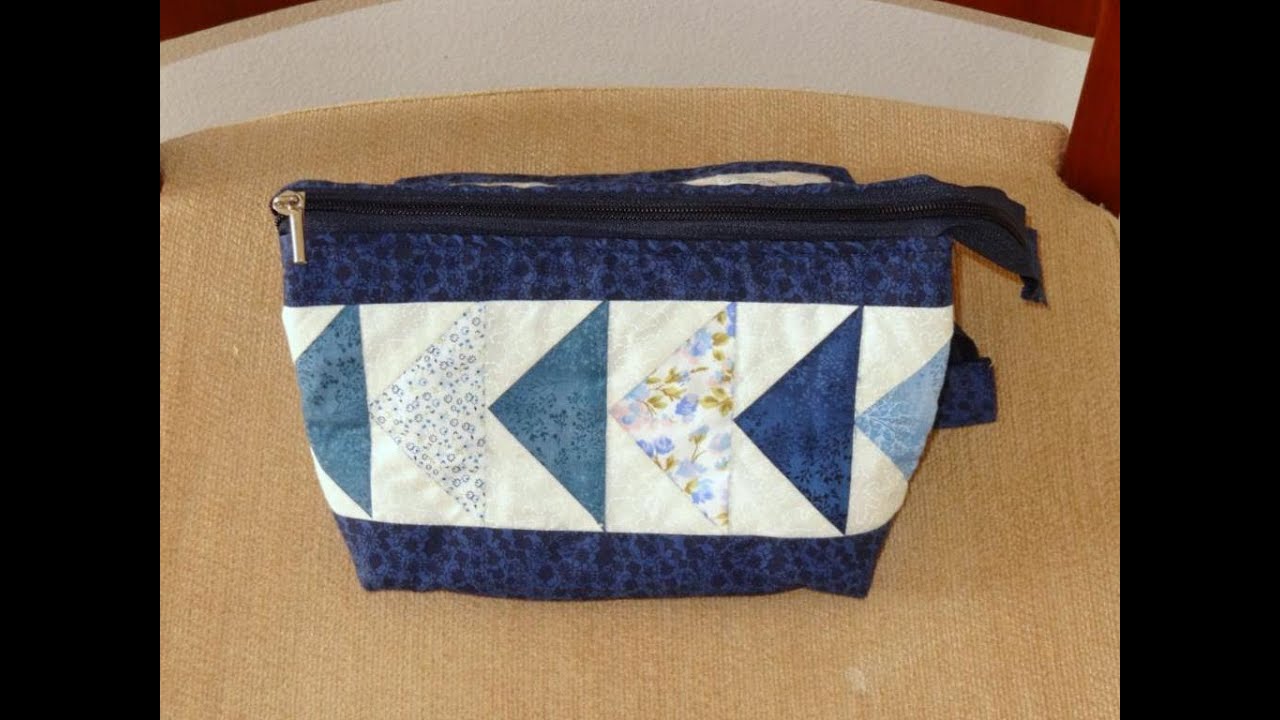 Necessaire em patchwork Doris. Quilted fabric necessaire bag. Quilted fabric necessaire bag ...