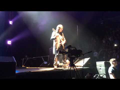 Tony Iommi Front Row – Epic Climax Riff of “Black Sabbath” (LIVE)